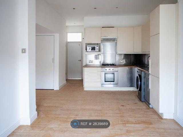 Courtland Ave, Ilford IG1, 2 bed flat to rent, £1,700 pcm | PrimeLocation