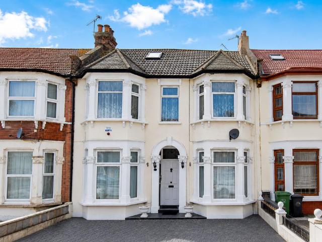 Courtland Avenue, Ilford 2 bed flat to rent £1,895 pcm £437 pw
