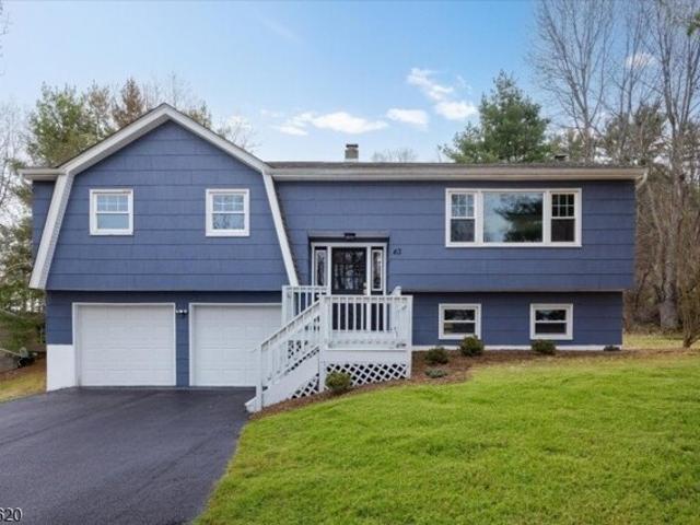 Courtland Dr, Wantage Township, Home For Sale