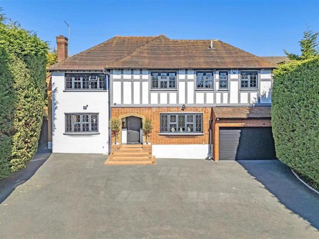 Courtland Drive, Chigwell, IG7 4 bed detached house to rent £7,750 pcm £1,788 pw