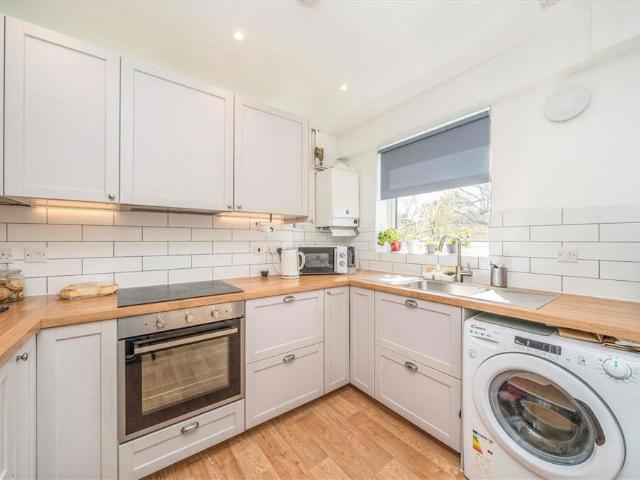 Courtlands Avenue, London SE12 2 bed maisonette to rent £1,850 pcm £427 pw