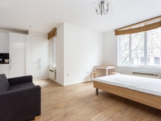 Courtleigh, Earls Court Road, London, W8 Studio to rent £1,700 pcm £392 pw