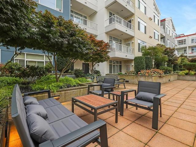 Courtyard Off Main 2 Bedroom Apartment for Rent at 136 102nd Ave Se, Bellevue, WA 98004 Downtown Bellevue