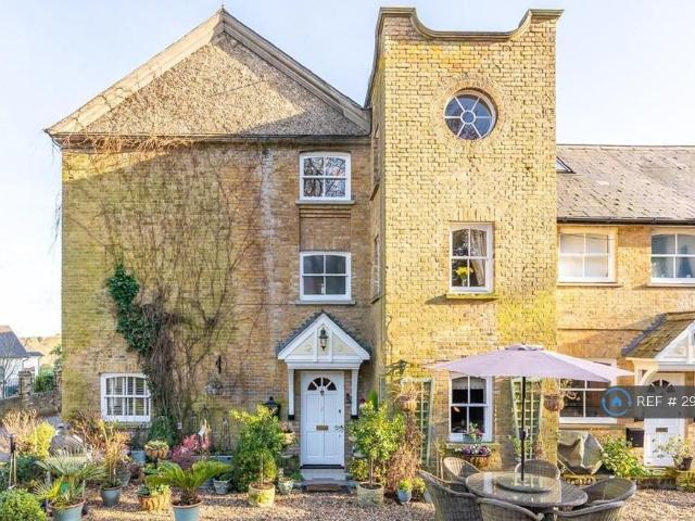 Courtyard Mews, Ware, SG12 4 bed end of terrace house to rent £2,750 pcm £635 pw