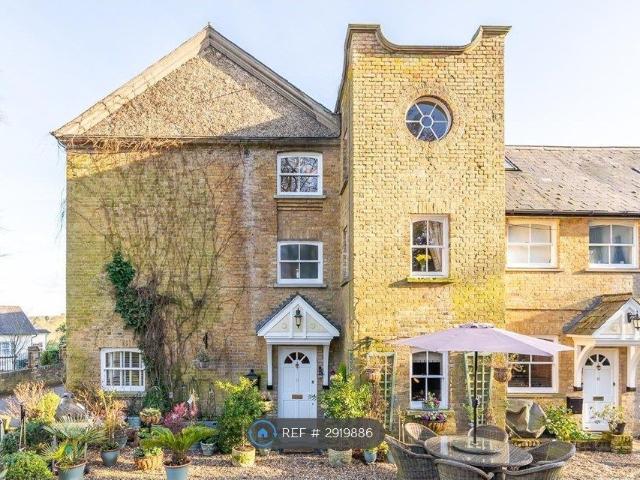 Courtyard Mews, Ware SG12, 4 bed end terrace house to rent, £2,850 pcm | PrimeLocation