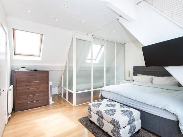 Coval Passage, London, SW14 2 bed flat to rent £2,450 pcm £565 pw