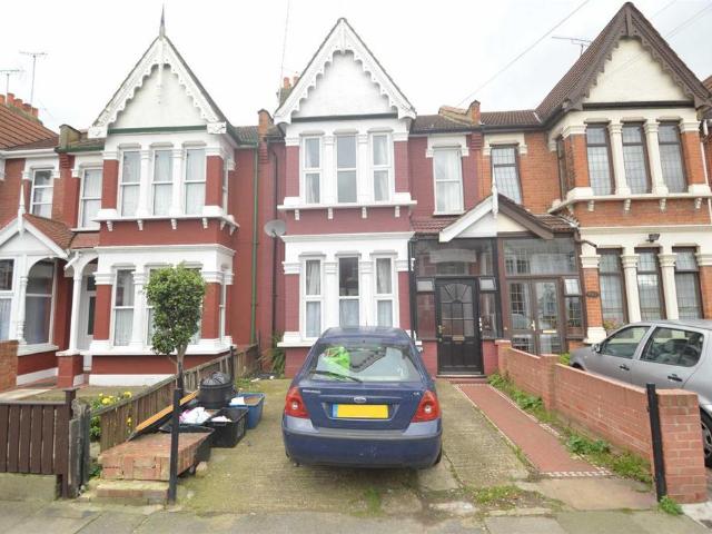 Coventry Road, Ilford 2 bed flat to rent £1,750 pcm £404 pw