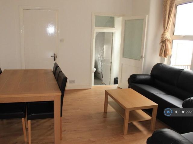 Coverton Road, London, SW17 5 bed flat to rent £4,500 pcm £1,038 pw