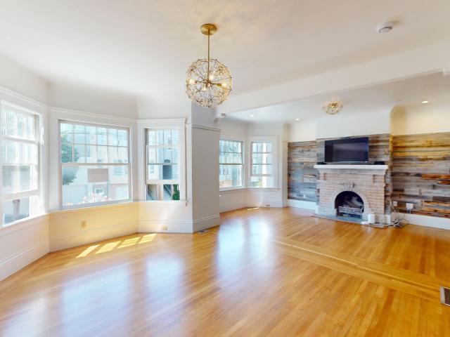 Cow Hollow Updated 4 BR x 4 Bath Flat with Storage / Yard / Parking / Laundry In Unit