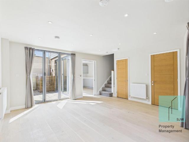 Cowan Gardens, London N15 4 bed detached house to rent £3,200 pcm £738 pw