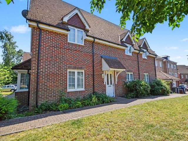Cowden Close, Farnham GU9, 2 bed flat to rent, £1,495 pcm | PrimeLocation