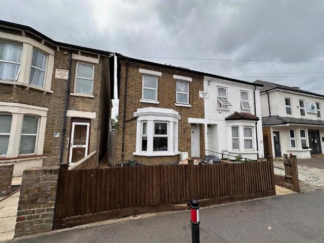 Cowley Mill Road, Uxbridge 4 bed semi detached house to rent £2,420 pcm £558 pw