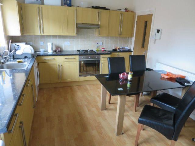 Cowley Road 4 bed flat to rent £2,375 pcm £548 pw