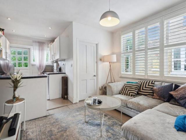 Cowley Road, Mortlake, London, SW14 3 bed flat to rent £2,700 pcm £623 pw