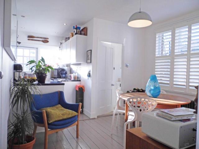 Cowley Road, Mortlake, SW14 3 bed apartment to rent £2,700 pcm £623 pw