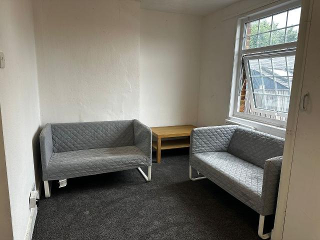 Cowley Road, Oxford OX4, 3 bed flat to rent, £2,400 pcm | PrimeLocation