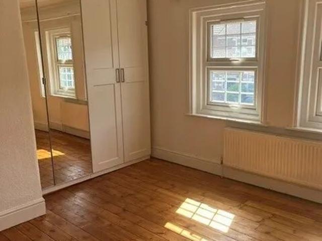 Cowper Avenue, SM1