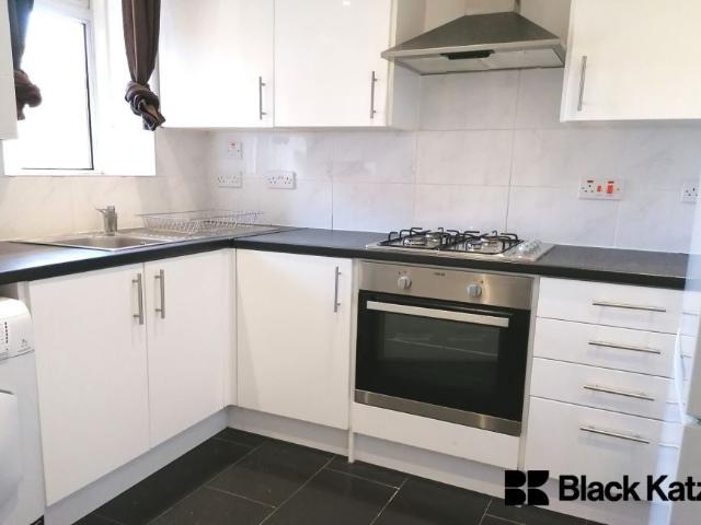 Cowper House Browning Street, Elephant And Castle SE17, 3 bed flat to rent, £2,860 pcm | PrimeLocation