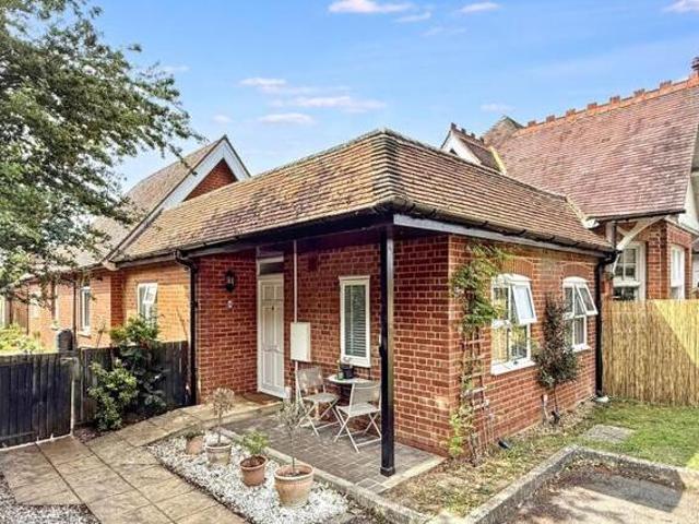 Coxwell Road, Dundas Court, 2 Bedroom Apartment