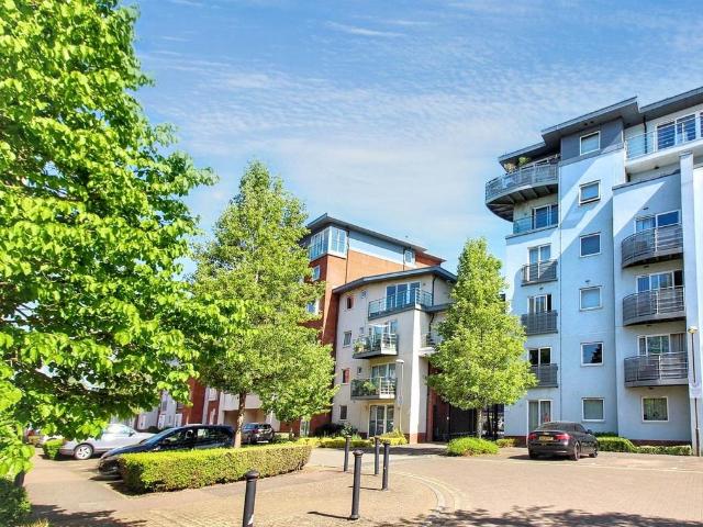 Coxhill Way, Aylesbury, HP21 1 bed apartment to rent £1,050 pcm £242 pw