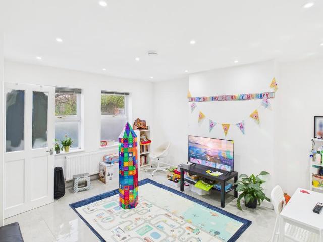 Coxmount Road, London, SE7 3 bed terraced house to rent £1,850 pcm £427 pw