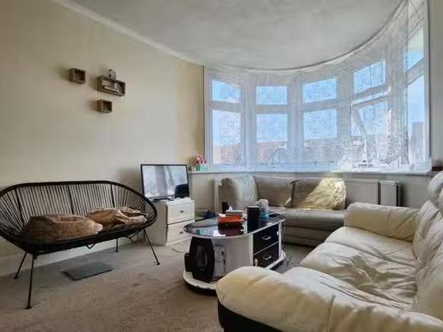 Just in! Maisonette to rent in Vaughan Gardens, Ilford IG1