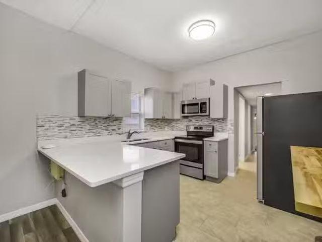 Cozy & Modern Seminole House with a Spacious Enclosed Backyard.