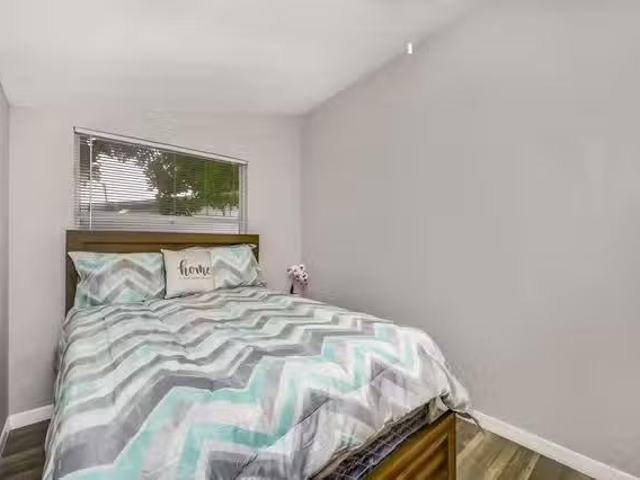 Cozy & Modern Seminole House with a Spacious Enclosed Backyard.