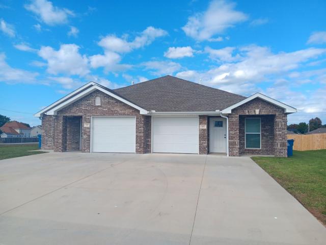 Cozy New 3 Bedroom Townhome in Carl Junction!