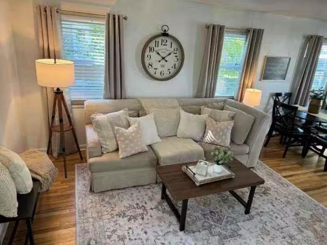 Cozy, newly remodeled, Bexley 2 bedroom 2806 Allegheny Ave