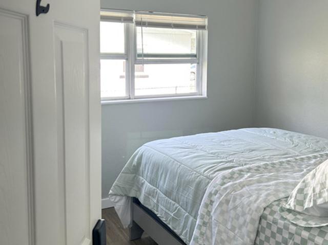 Cozy & newly renovated Winter Haven House with Dining area. Beautiful from he moment you walk in Every room comes with all bedding and TV