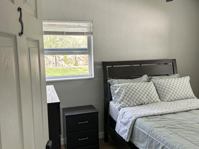 Cozy & newly renovated Winter Haven House with Dining area. Beautiful from he moment you walk in Every room comes with all bedding and TV
