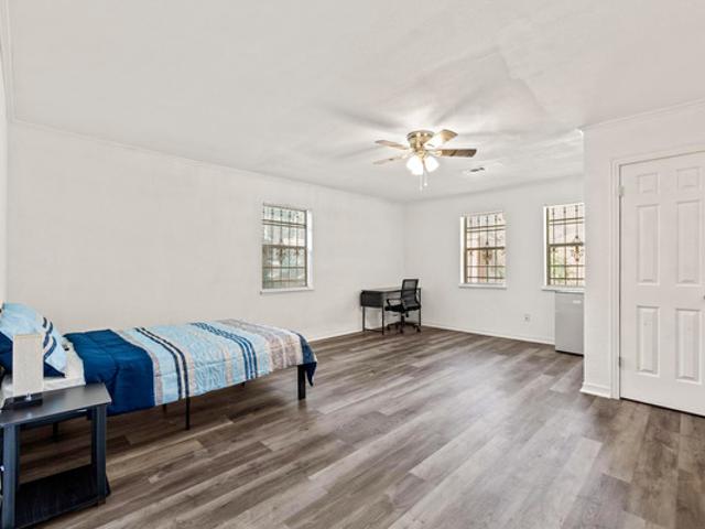 Cozy & newly renovated Dallas House with electronic bedroom door locks and professional cleaner