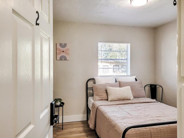 Cozy & newly renovated Gainesville House, close to public transportation, washer and dryer