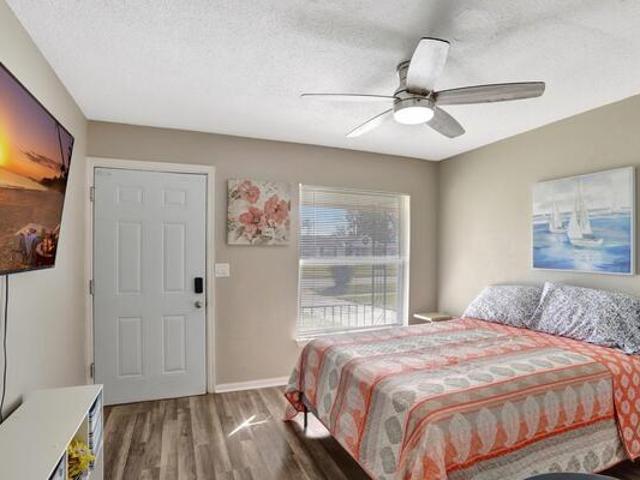 Cozy & newly renovated Orlando House with Backyard