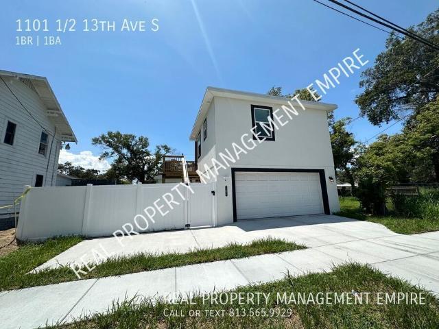 Cozy one bedroom apartment near downtown St. Petersburg