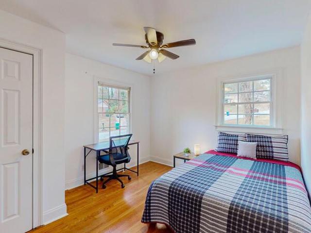 Cozy Atlanta Home Furnished and Spacious Free Wi Fi, Monthly Cleaning, Bus Stop 2 Min. Walk, and Grocery Store 0.5 Miles Away