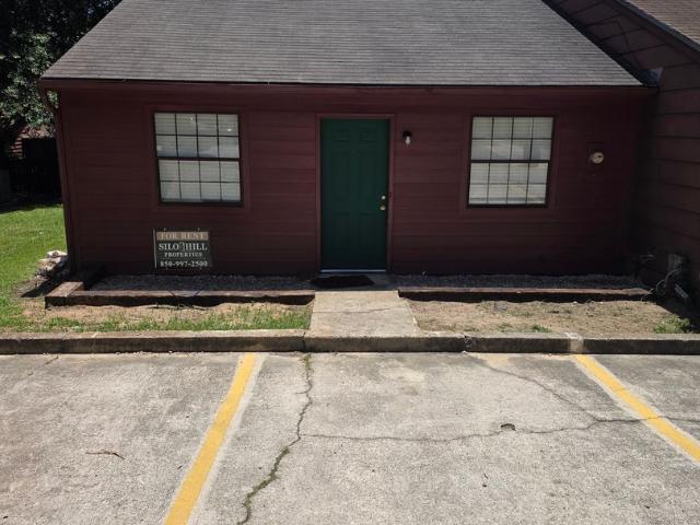 Cozy and Newly Renovated 2 bedroom, 1 bath townhome Close to Campuses!