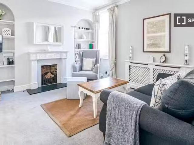 Cozy and Spacious Kensington Maisonette