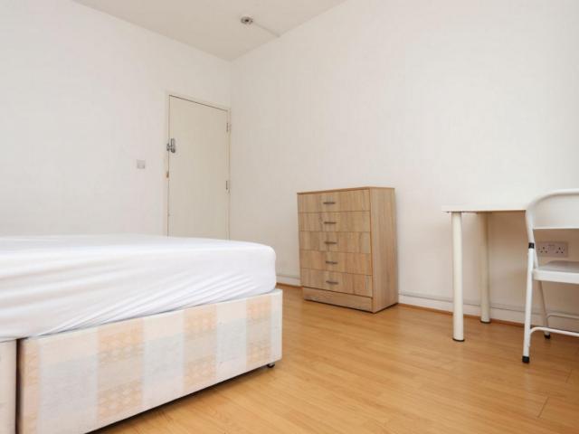 Cozy bedroom in a shared flat close to Elephant Park Has a Room