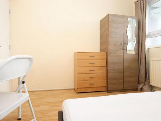Cozy bedroom in a shared flat close to Priory Park Has a Room