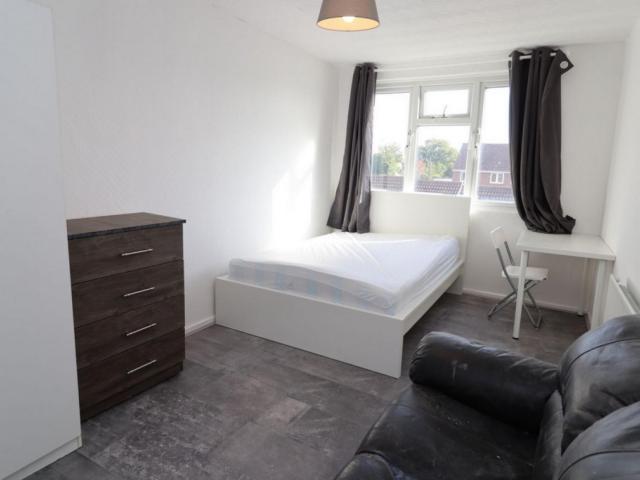 Cozy bedroom in a shared flat in Ilford Has a Room