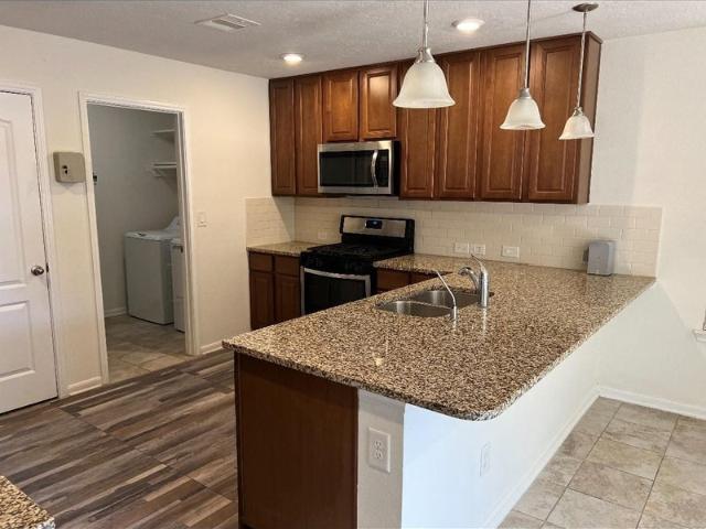 Cozy & comfy Houston House with Dining area