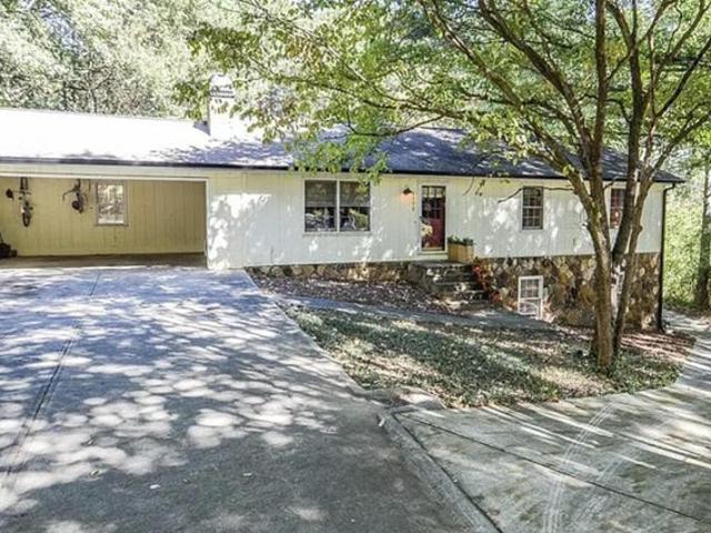 Cozy & comfy Lilburn House with Backyard