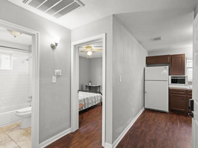 Cozy comfy tiny home inside Inner Loop just minute