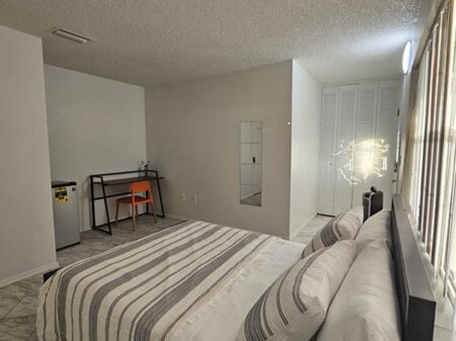 Cozy & comfortable Orlando House Near Florida Mall,restaurants, easy access to public transportation