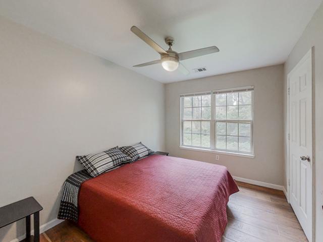 Cozy & Comfortable Atlanta Home with Dining Area Homey Atmosphere in a Convenient Location Walking Distance to Northside Dr & Mercedes Benz Stadium