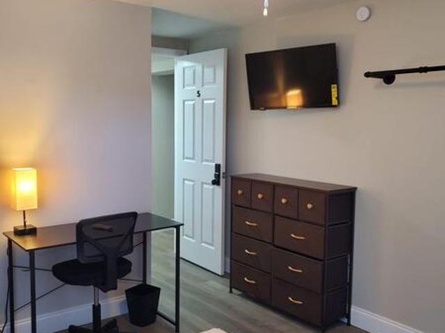 Cozy & Comfortable Auburndale House near Public Transportation
