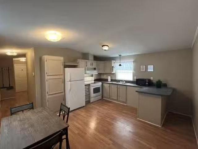 Cozy & comfortable Cedar Creek House 6 miles from I130 id. 72.