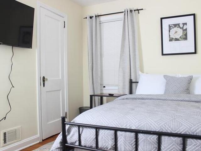 Cozy & comfortable Southwest Atlanta House 10 mins from West End